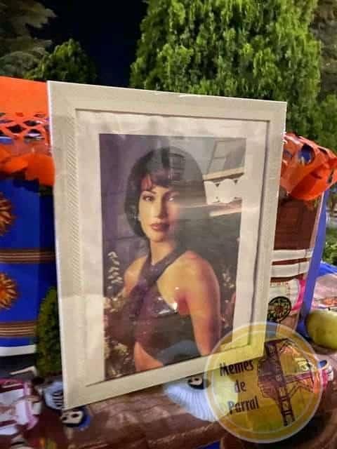 Ponen altar a Selena Quintanilla, ¡Con una foto de Jennifer Lopez!