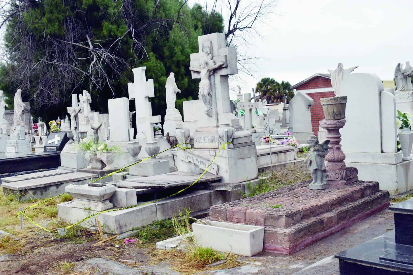 Resguardan más de 400 lápidas en panteones de Monclova