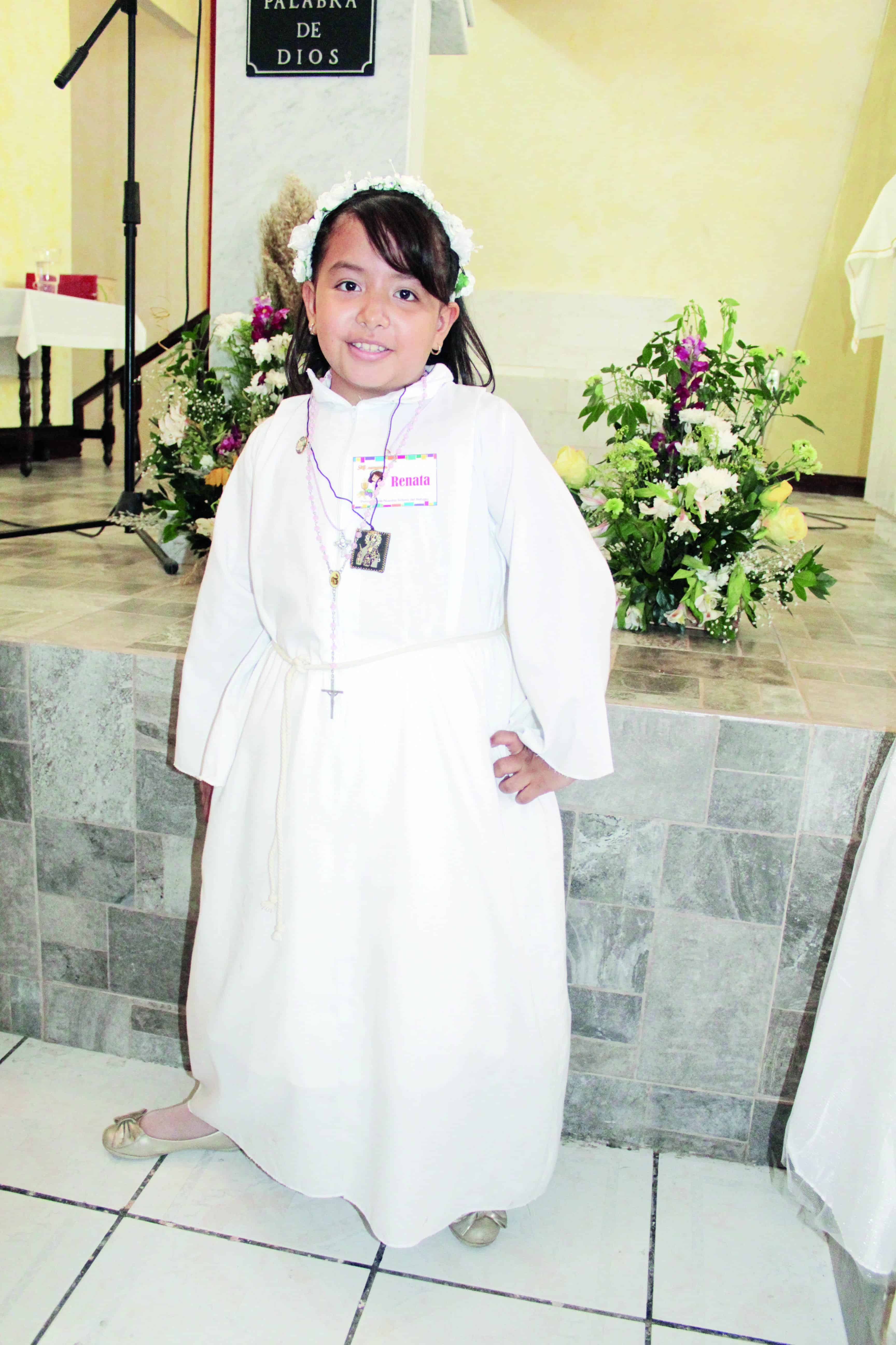 Renata y Patricio realizan su primera comunión