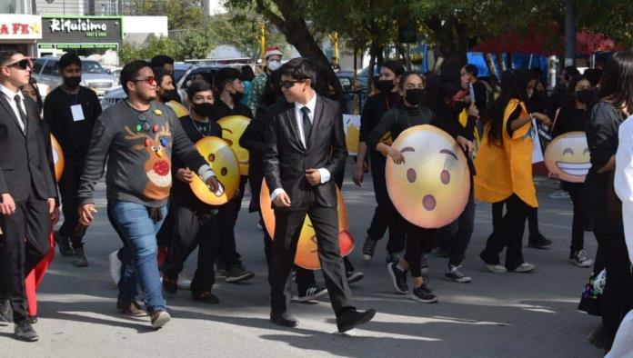 Celebra Secundaria con Desfile Chusco