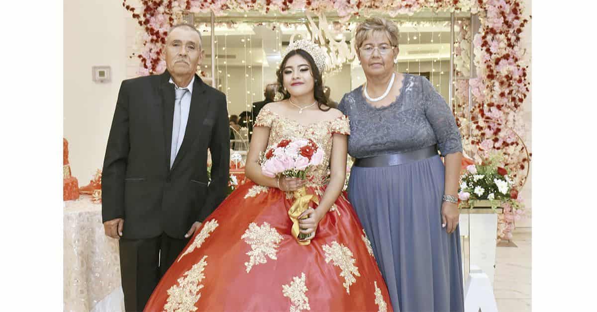 Jimena festeja sus quince primaveras.