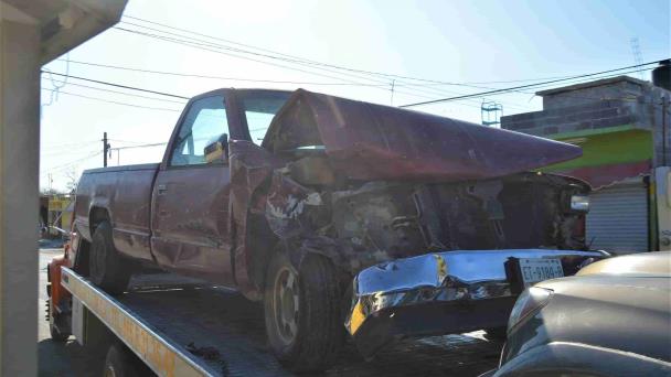 Se queda sin frenos y rebota en ‘troca’