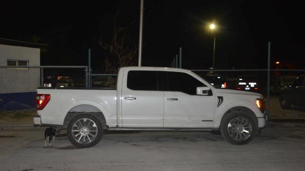 Le marcan el alto y se pone altanero