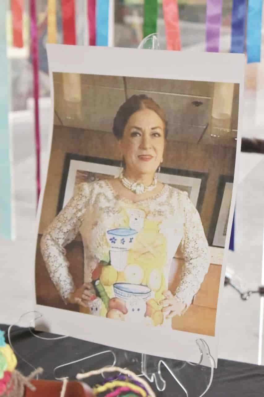 Yolanda Menchaca y sus muñecas latinoamericanas