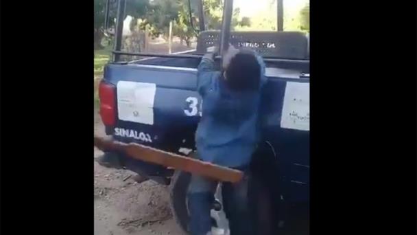 Circula video de policías de Sinaloa dando tablazos a hombre esposado