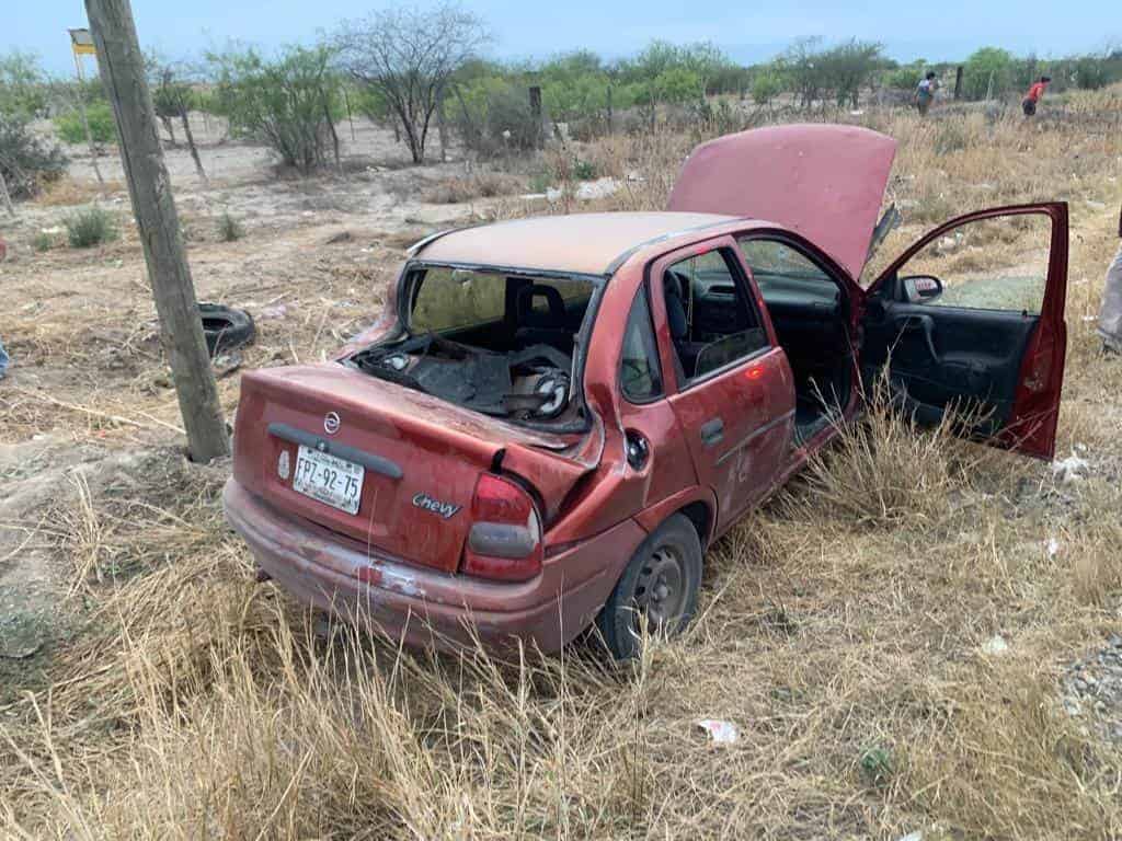 Les truena llanta y vuelcan en la 30