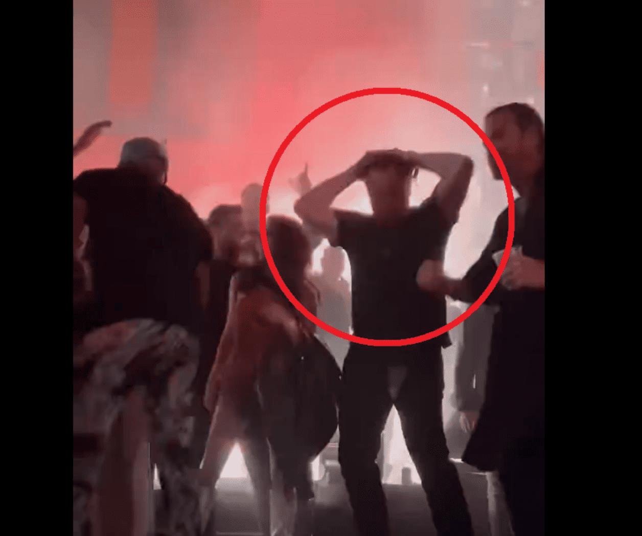 Captan a Elon Musk sacando los paso prohibidos en Los Cabos