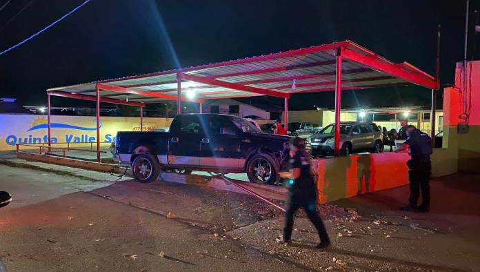 Choca su camioneta contra barda