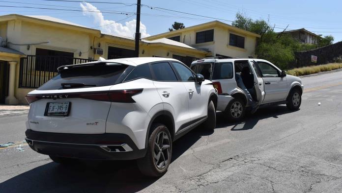 ¡Se quedó sin frenos! le pega de reversa a ‘troca’ del año