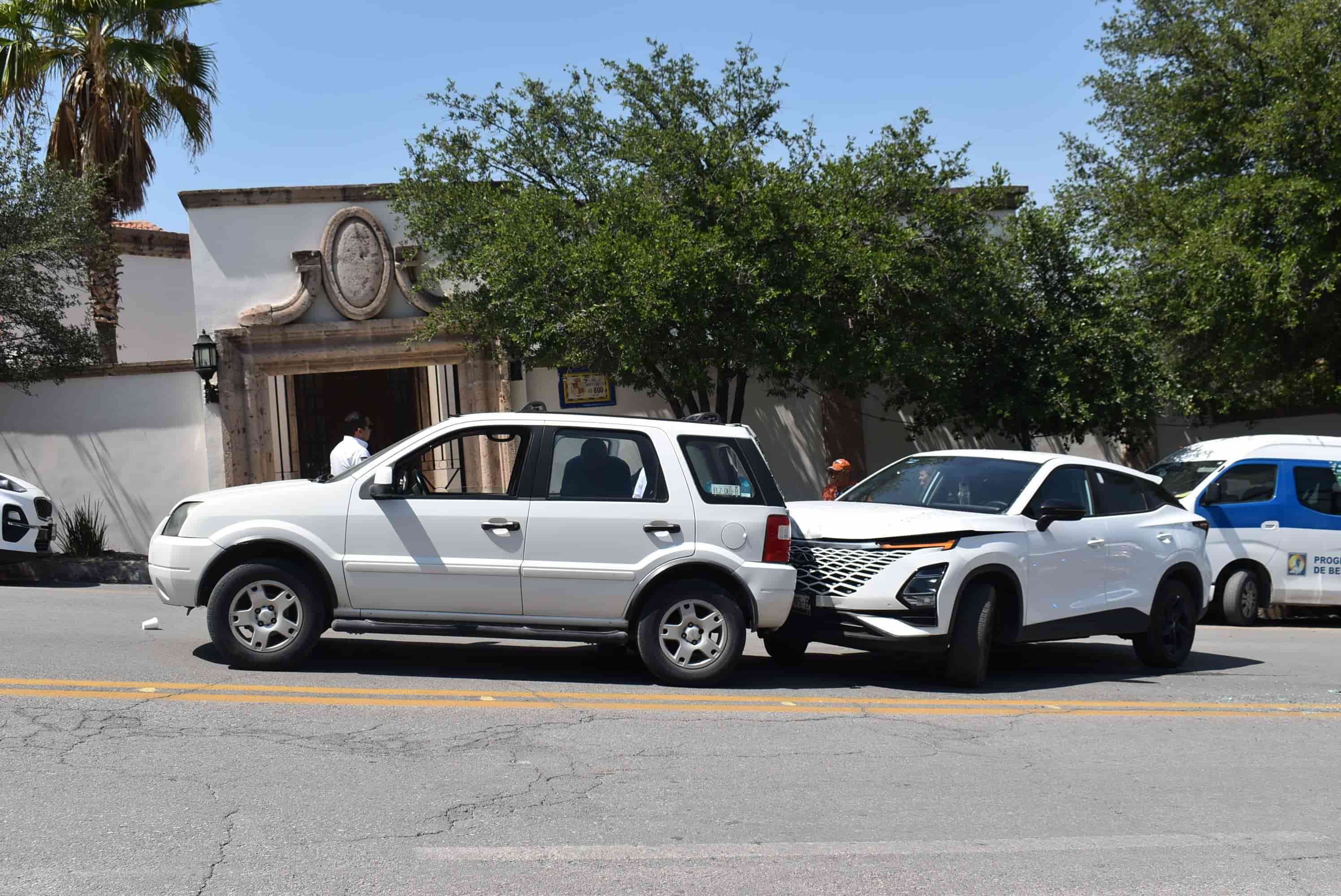 ¡Se quedó sin frenos! le pega de reversa a ‘troca’ del año