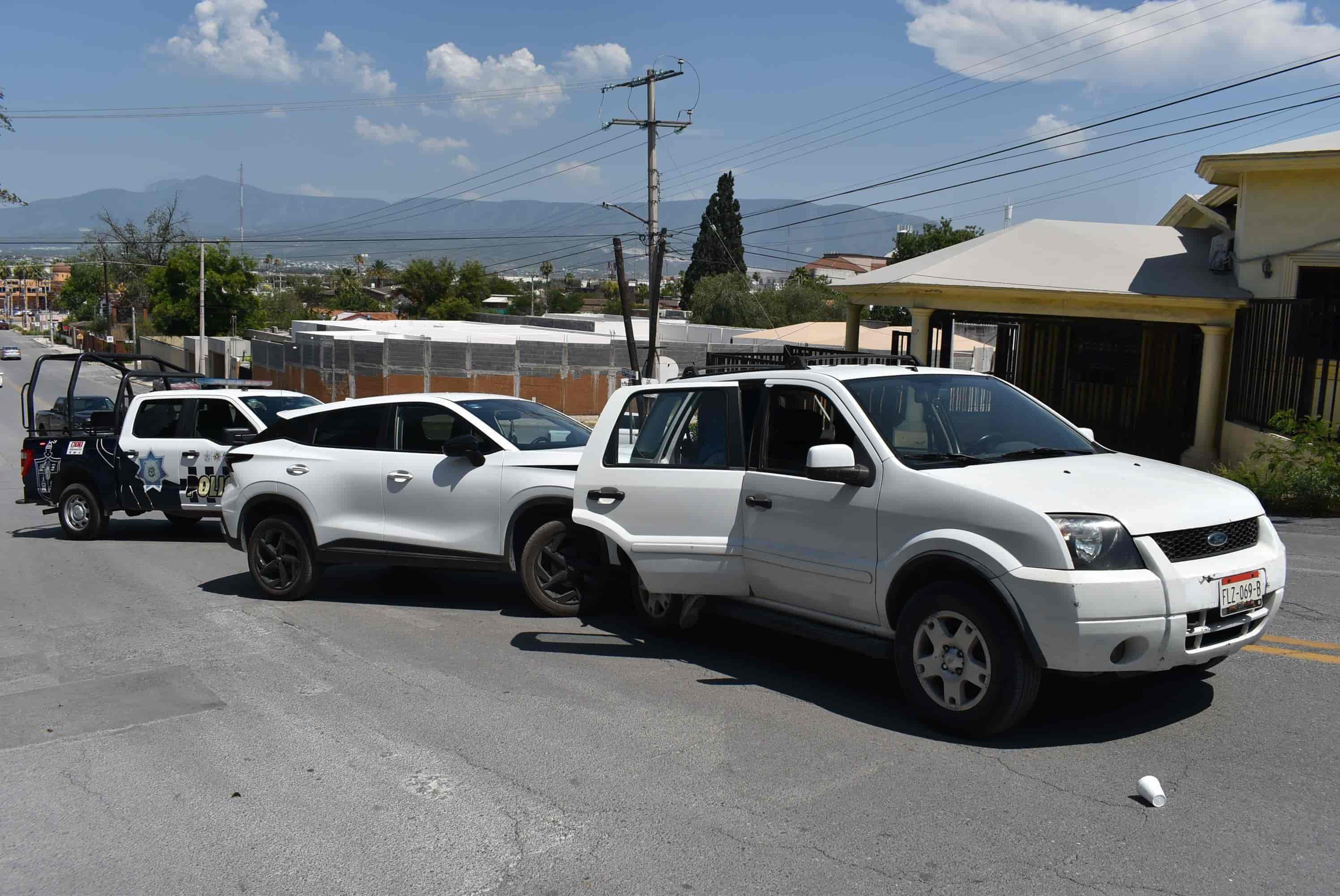 ¡Se quedó sin frenos! le pega de reversa a ‘troca’ del año