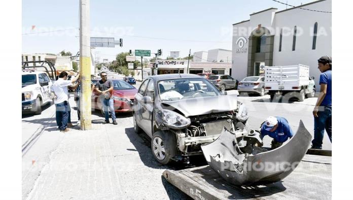 ‘Frunce’ automóvil al chocar ‘troca’ del año