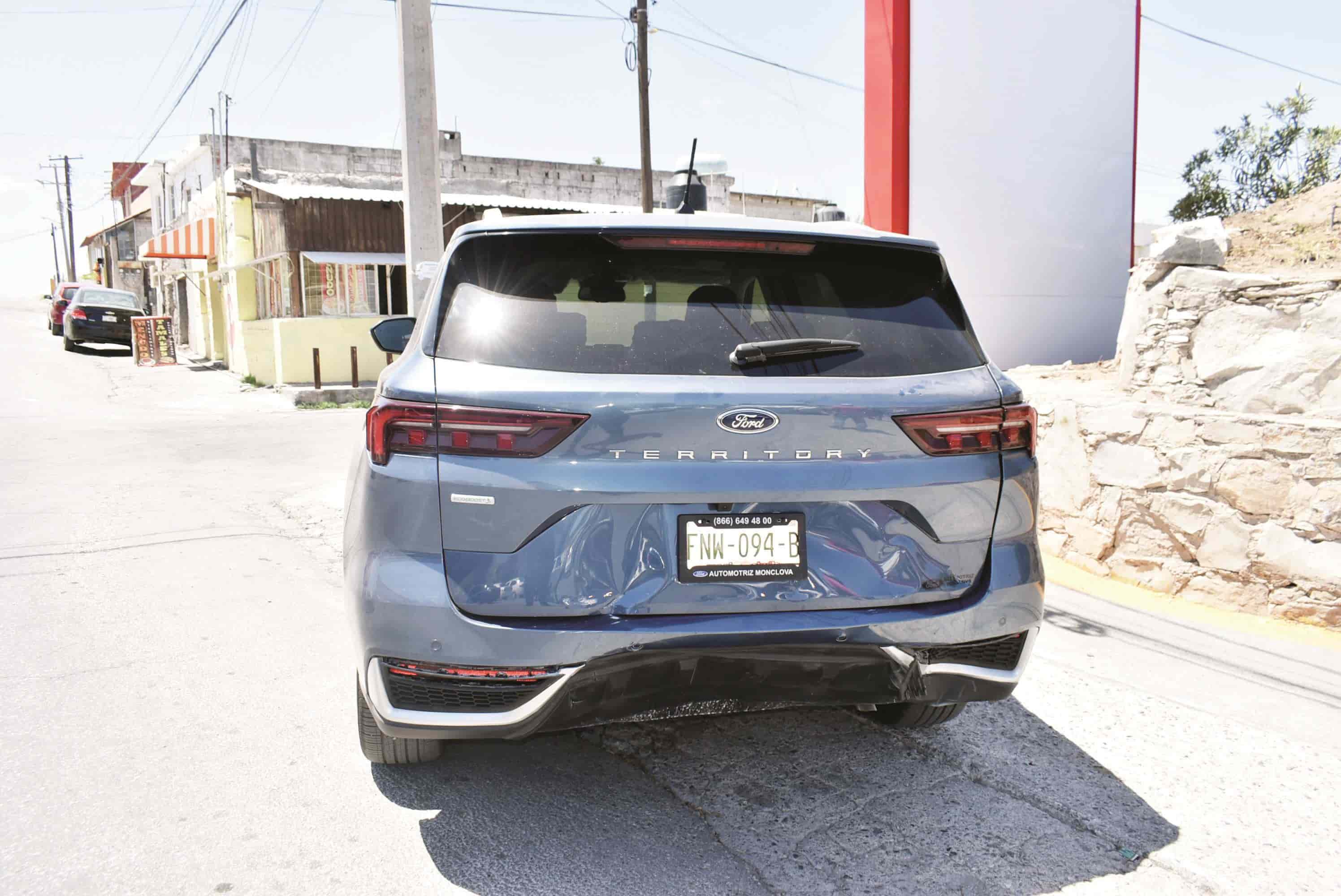 ‘Frunce’ automóvil al chocar ‘troca’ del año