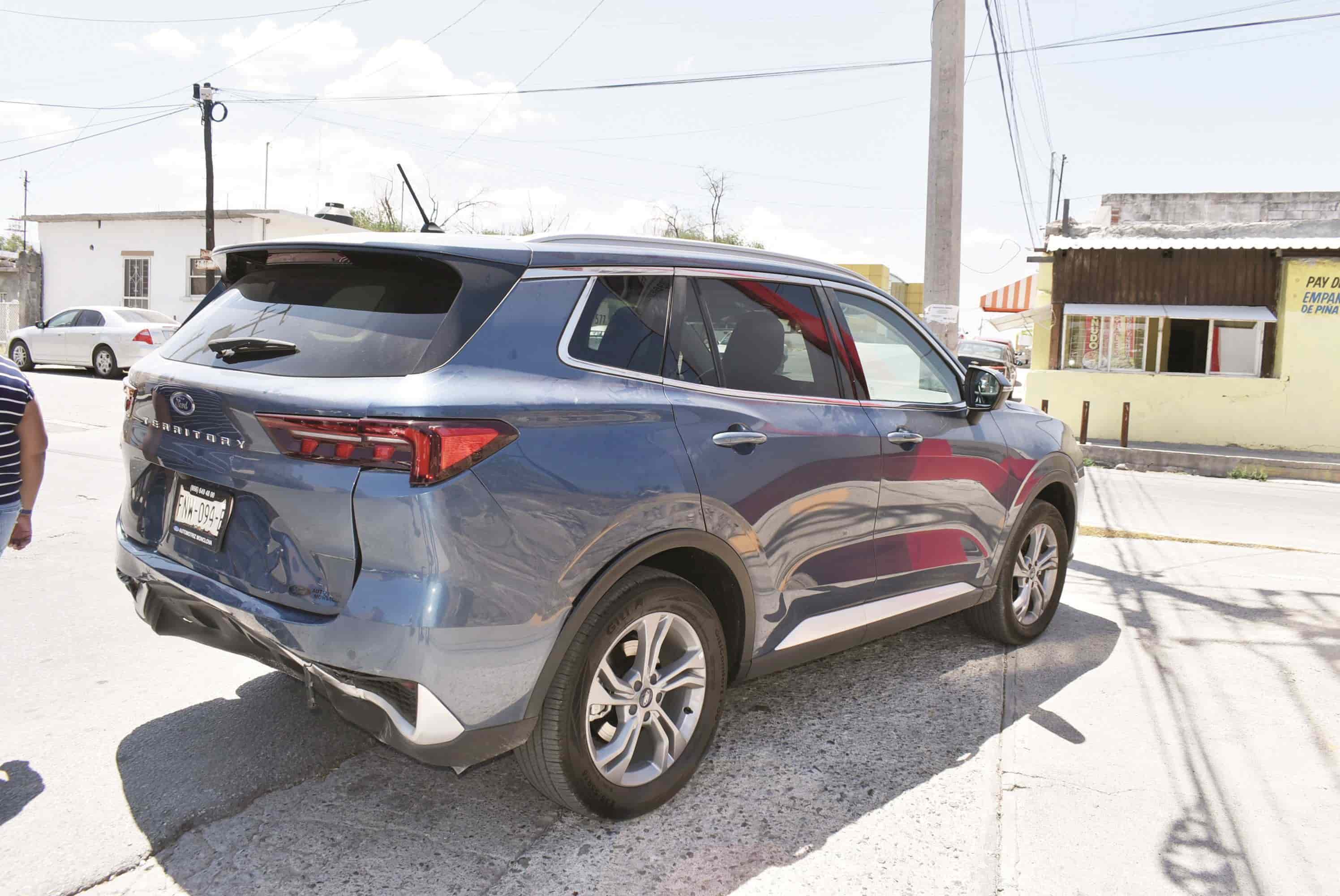 ‘Frunce’ automóvil al chocar ‘troca’ del año