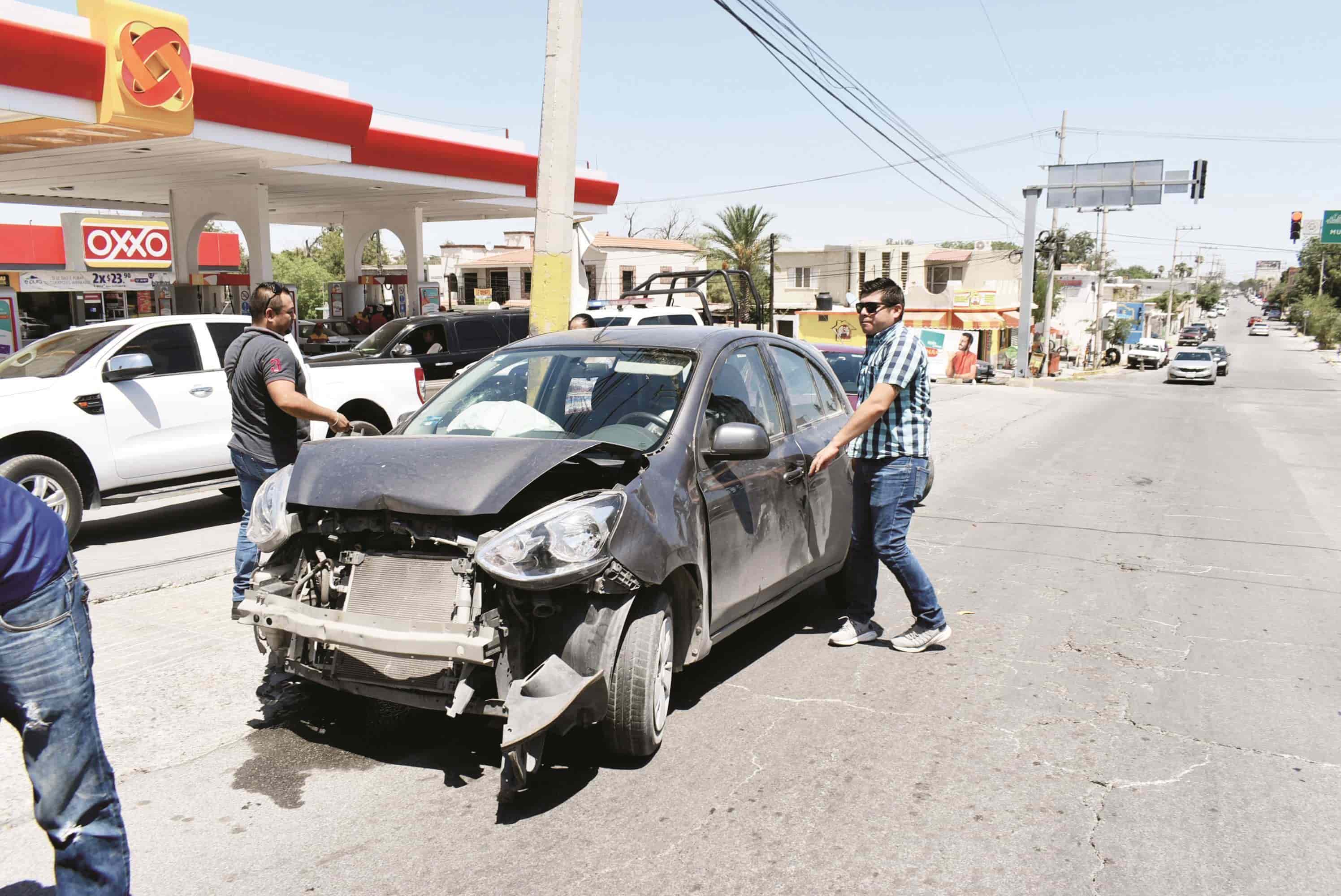 ‘Frunce’ automóvil al chocar ‘troca’ del año