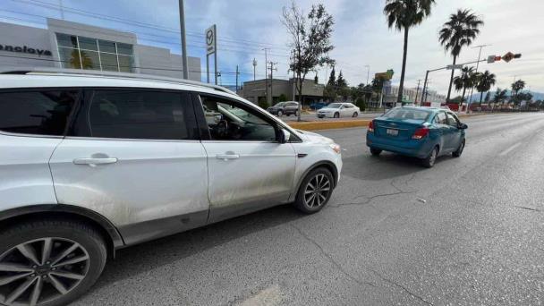 ‘Rebota’ camioneta en auto compacto