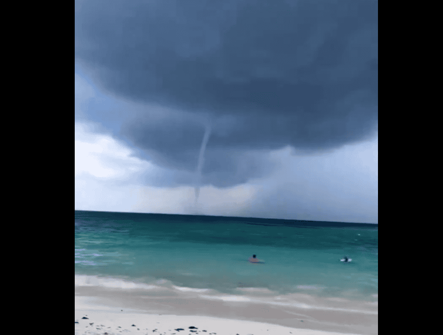 Captan enorme tromba en playas de Quintana Roo