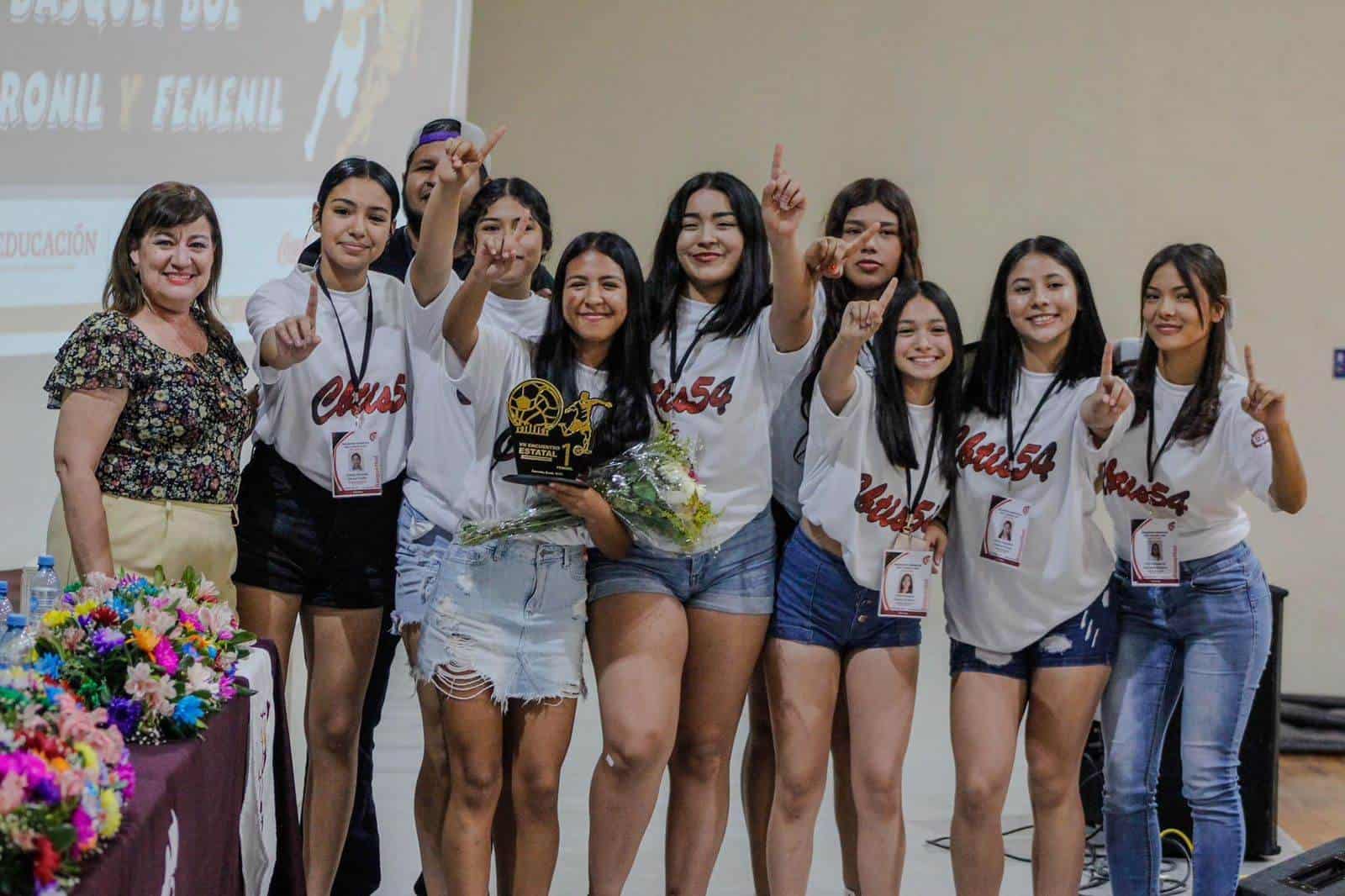Estudiantes del Cbtis 54 brillan en competencias estatales