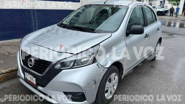 Choca auto compacto con camión de carga