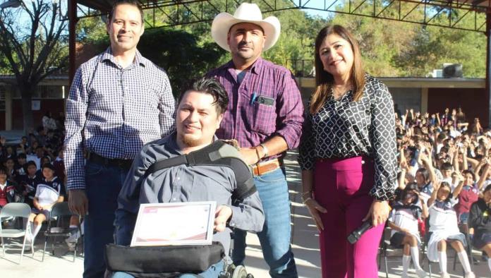 Vivir al Máximo: Ing. Raúl Arteaga Inspira a Estudiantes