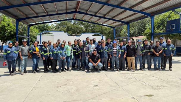 Iron Cast y municipio limpian primaria Suzanne R. de Pape